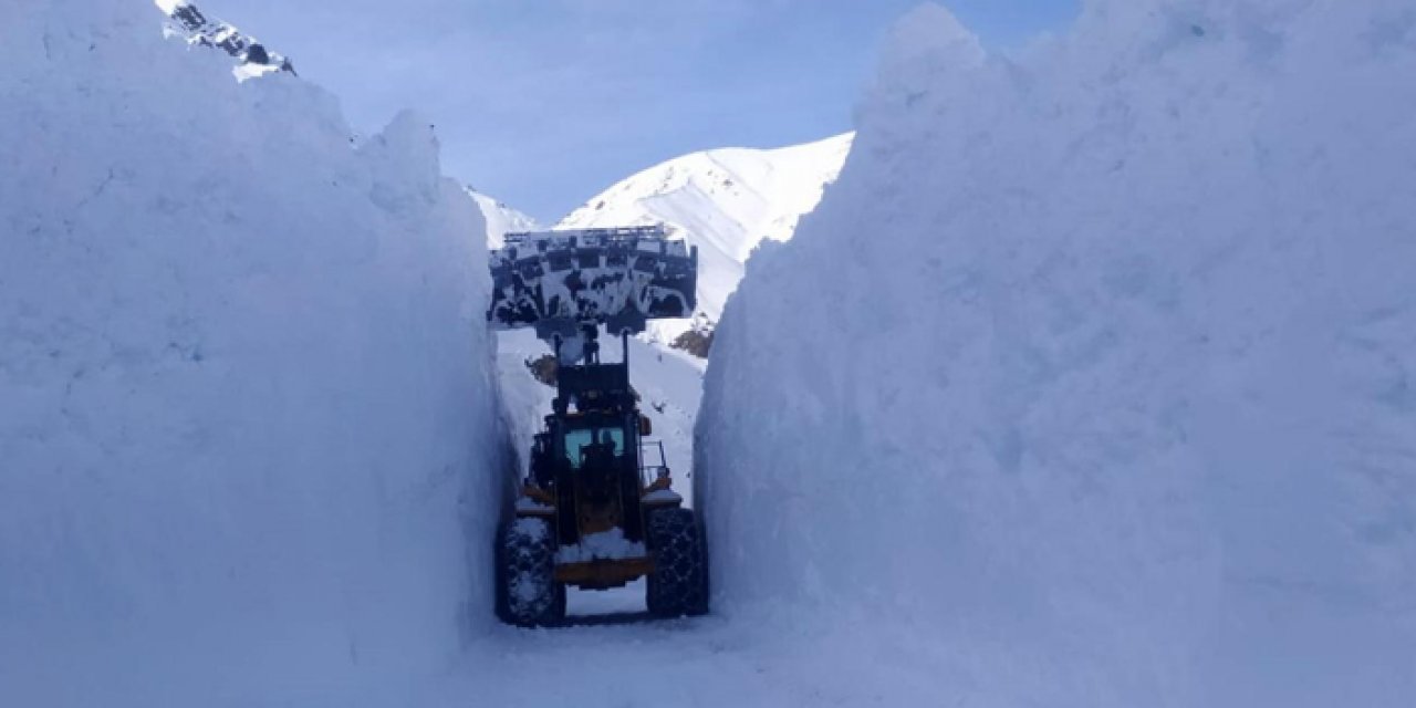 Hakkari’de kar yüksekliği 7 metre oldu